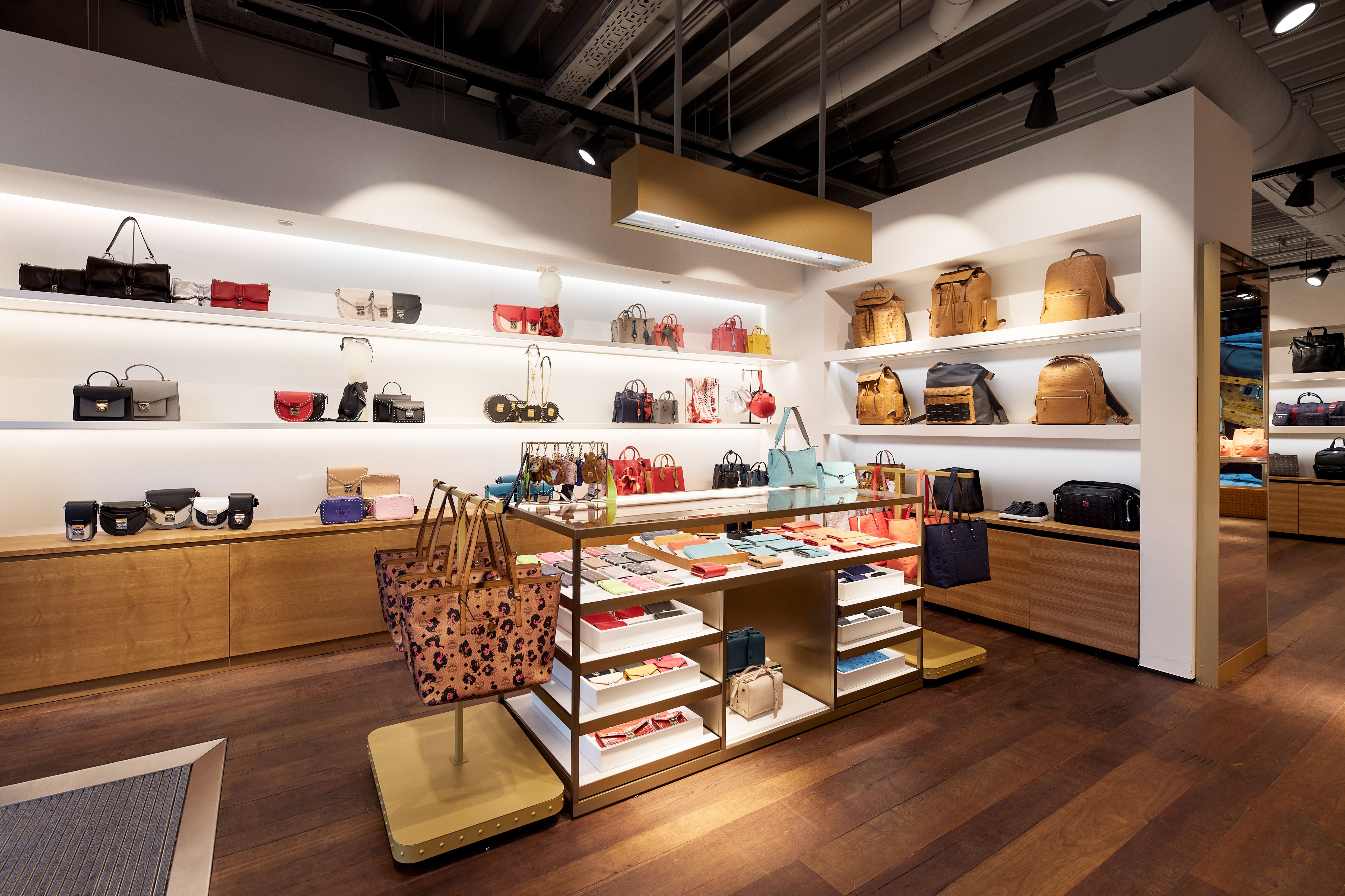 MCM Outlet • Taschen uvm. bis 70%* im Sale | OUTLETCITY