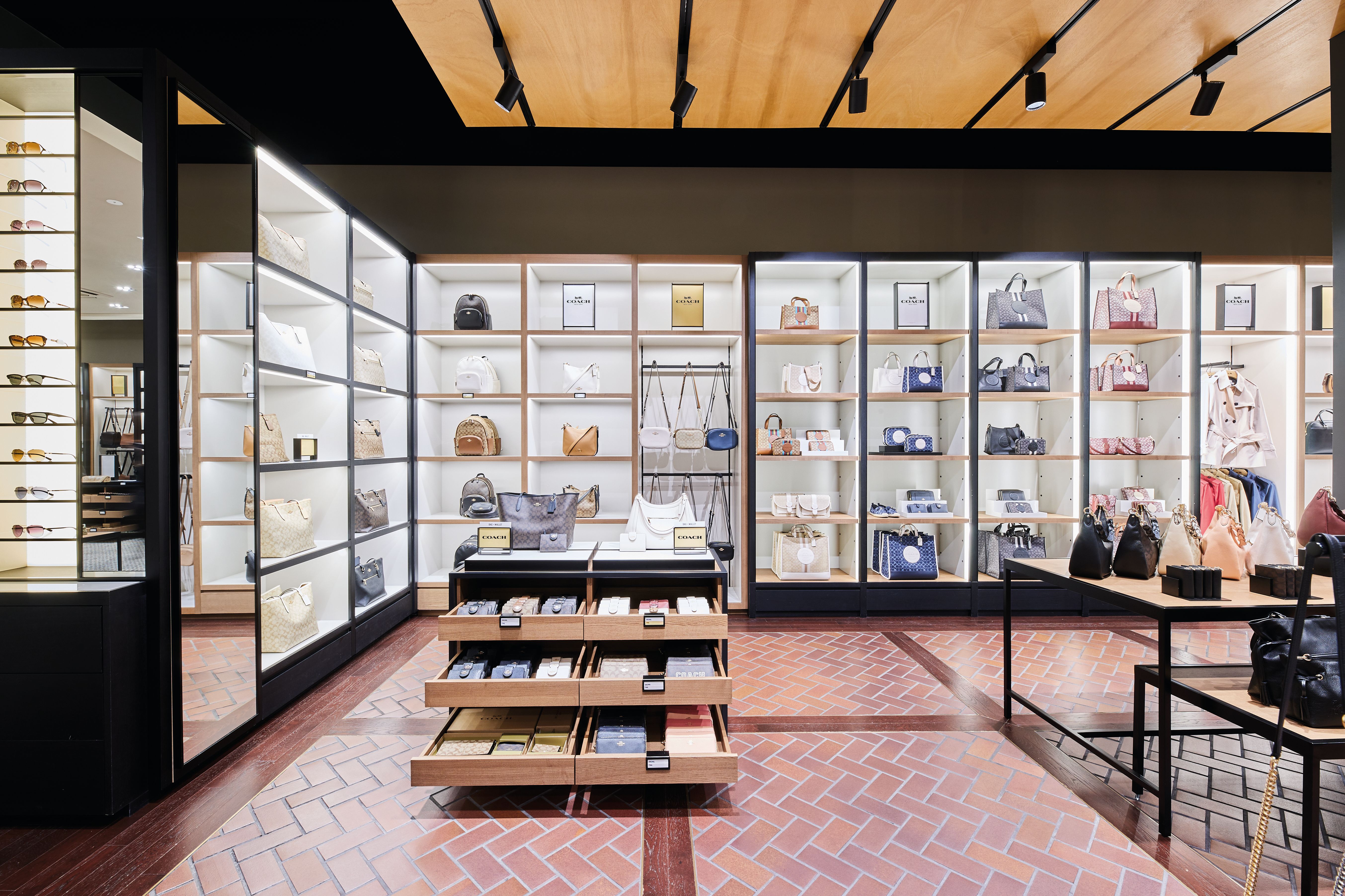 MCM Outlet • Taschen uvm. bis 70%* im Sale | OUTLETCITY